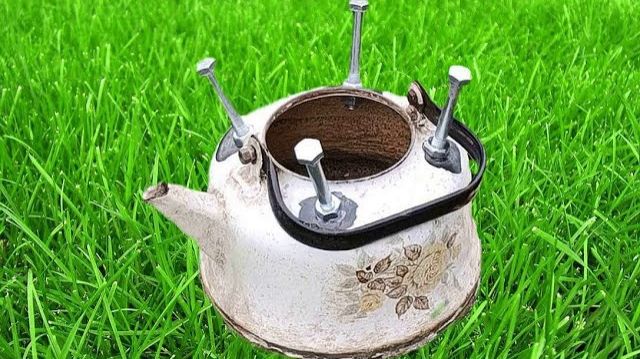 Этот парень удивил меня своим изобретением, сделанным из старого чайника и холодильной решетки