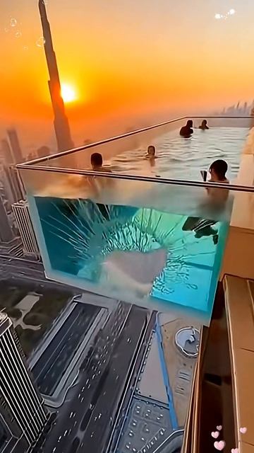 Стеклянные перегородки высотного бассейна не выдержали и люди падают в низ с огромной высоты!