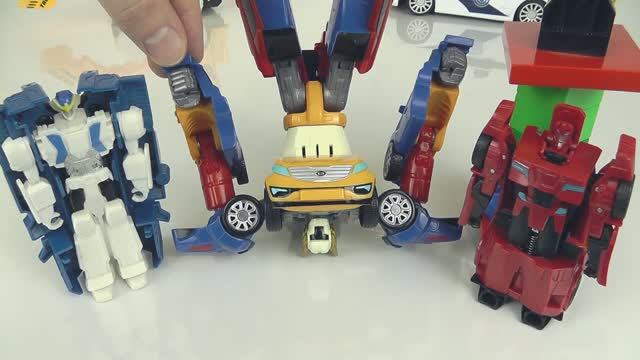 Роботы Сайдсвайп и Стронгарм шутят над тоботом Тританом.