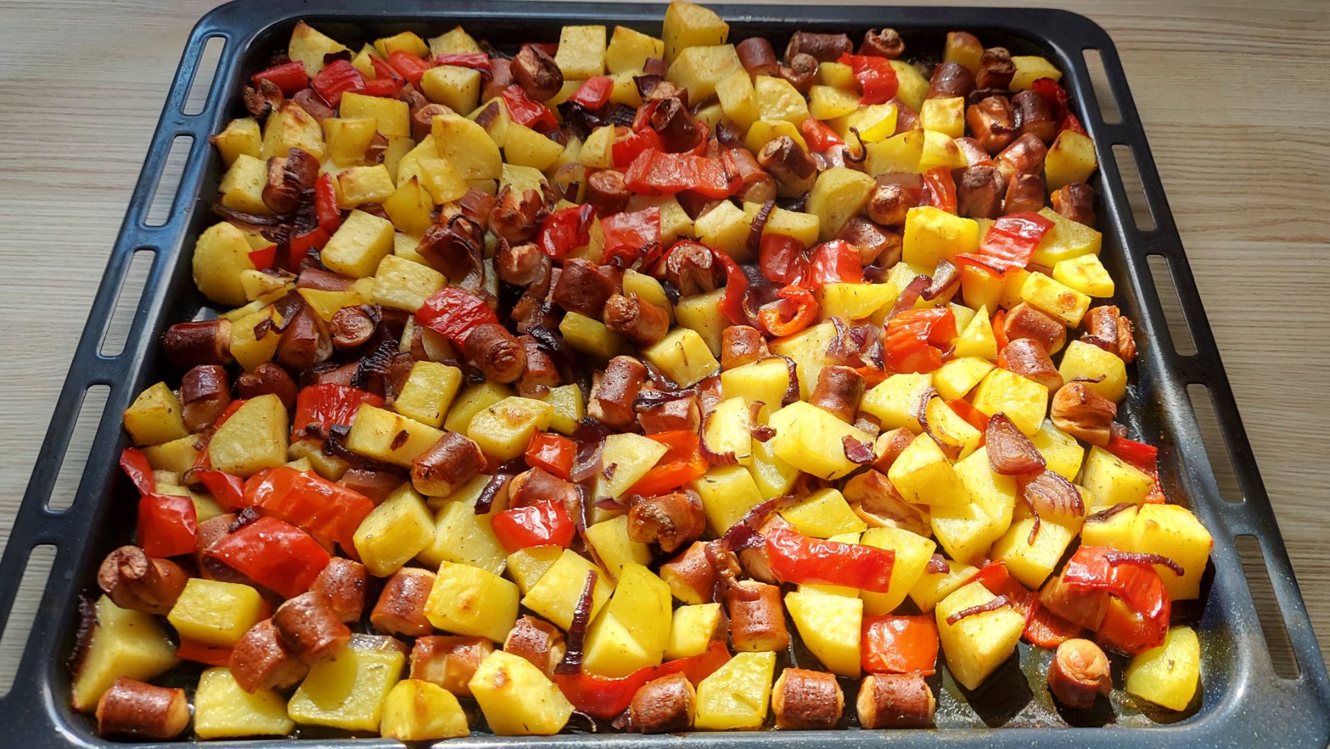 Kартошка с сосисками в духовке. Обед или ужин быстро и вкусно!