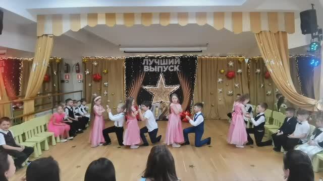 Милый танец первой любви в детском саду на выпускном. Парный танец.