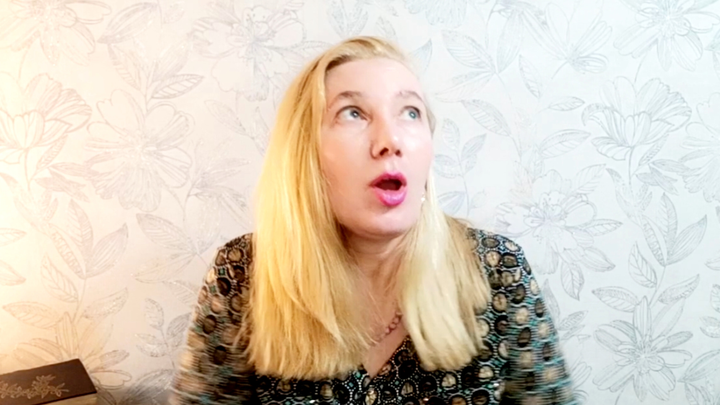 МОЯ ДУША ПРОХОДИЛА СКВОЗЬ СТЕНЫ И ПОТОЛКИ