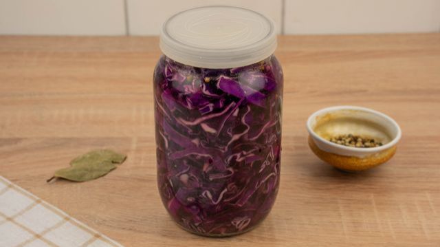 Краснокочанную капусту (её также называют фиолетовой) можно квасить