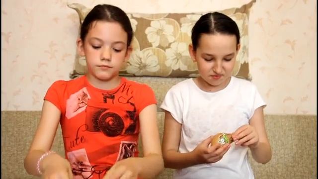 ОТКРЫВАЕМ киндер сюрприз Смешарики Энгри Бердз