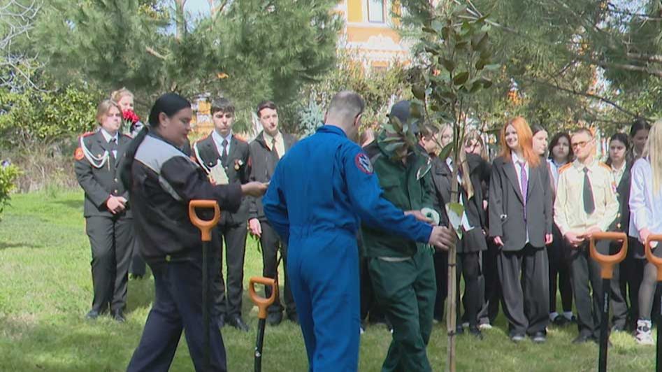 Космонавт Олег Платонов посадил 70-ую магнолию в сочинском парке "Ривьера"