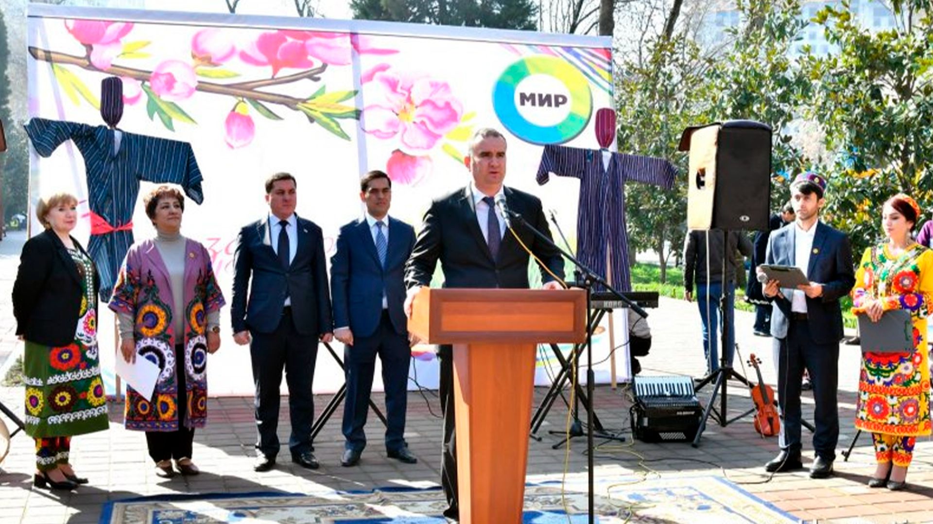 «Праздник мира и дружбы» в честь Навруза от МТРК «Мир» в Душанбе: мастер-классы, угощения, выставка