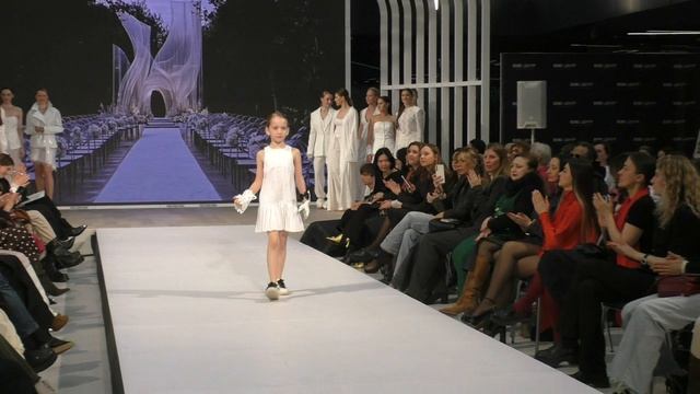 Показы открыл бренд OVVIO с запоминающимся перфомансом