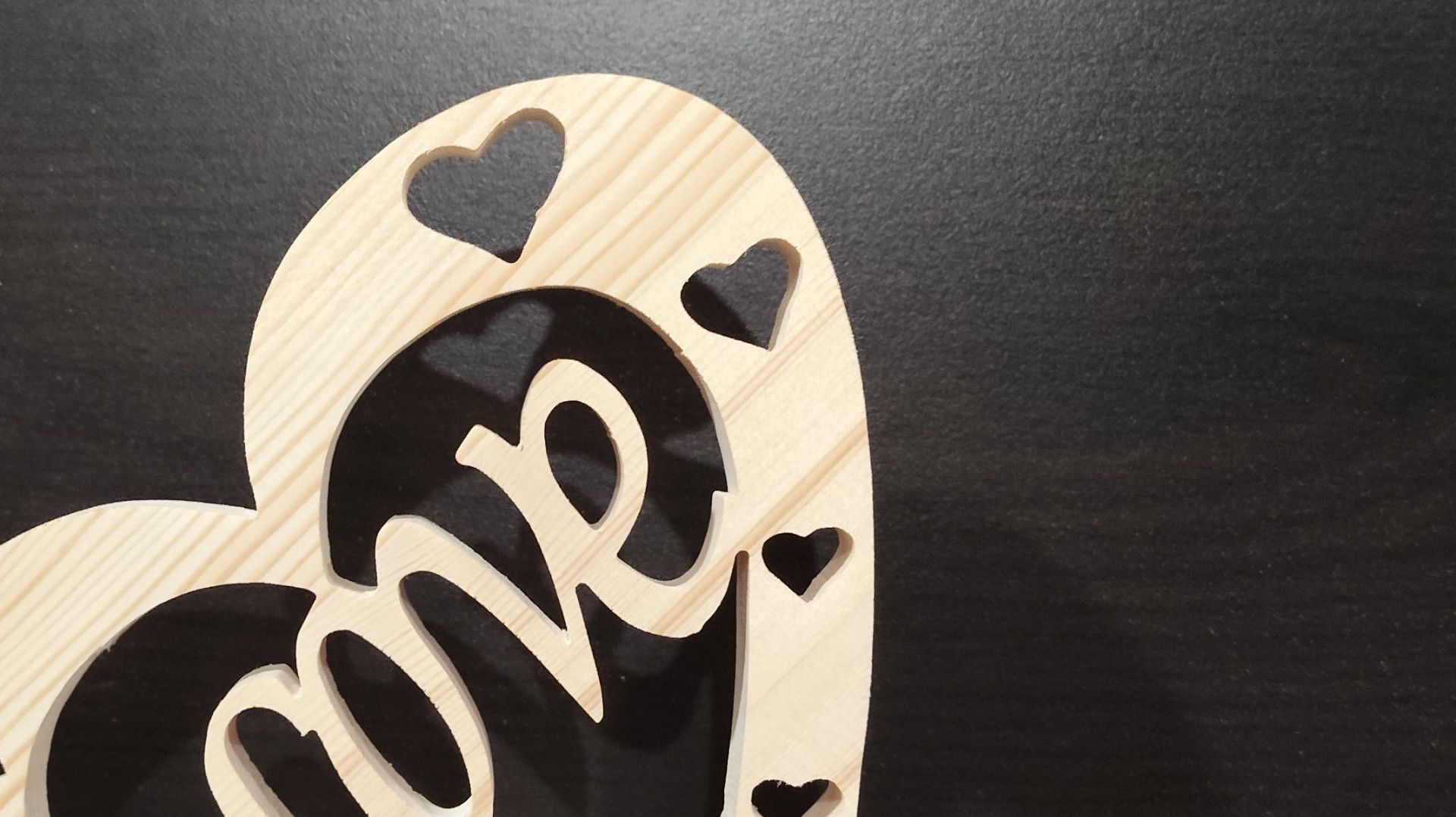 Сердце с сердечками love из дерева вырезанное на лобзиковом станке