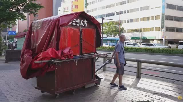 Эмигрировал из Франции и открыл ларек с французской едой в Фукуоке, Япония, Ятай.