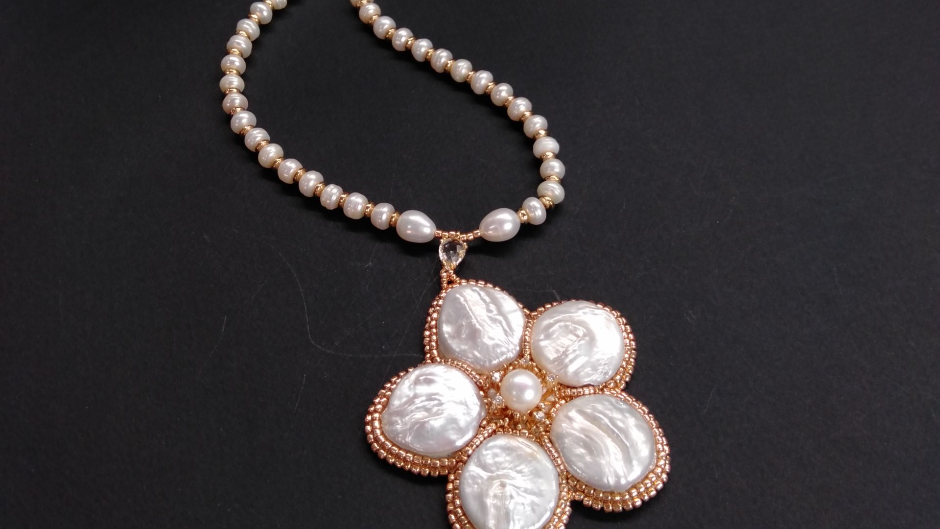 Кулон из барочного жемчуга.