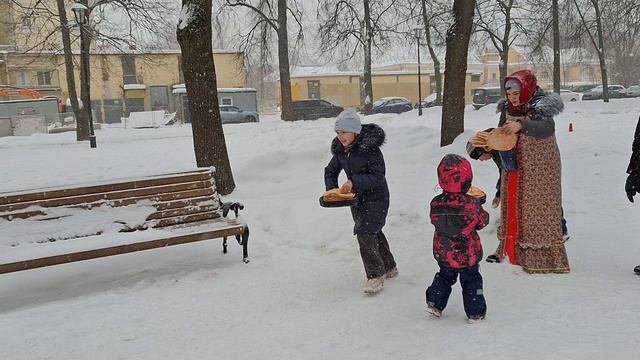 Весёлая эстафета с блинами, участвуют и малыши 3-х лет и подростки 13 лет. Праздник Масленицы