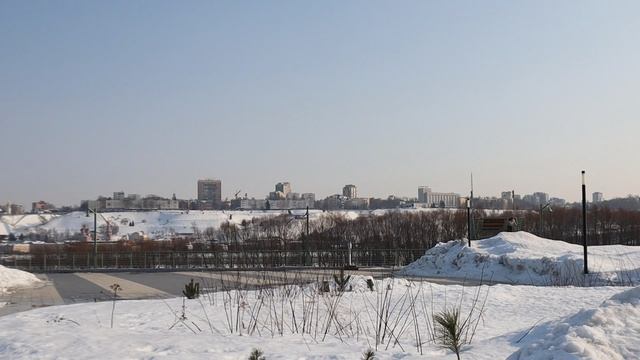 Вид на горку со стрелки, от собора Александра Невского. Четверг, 11 марта 2026 г.