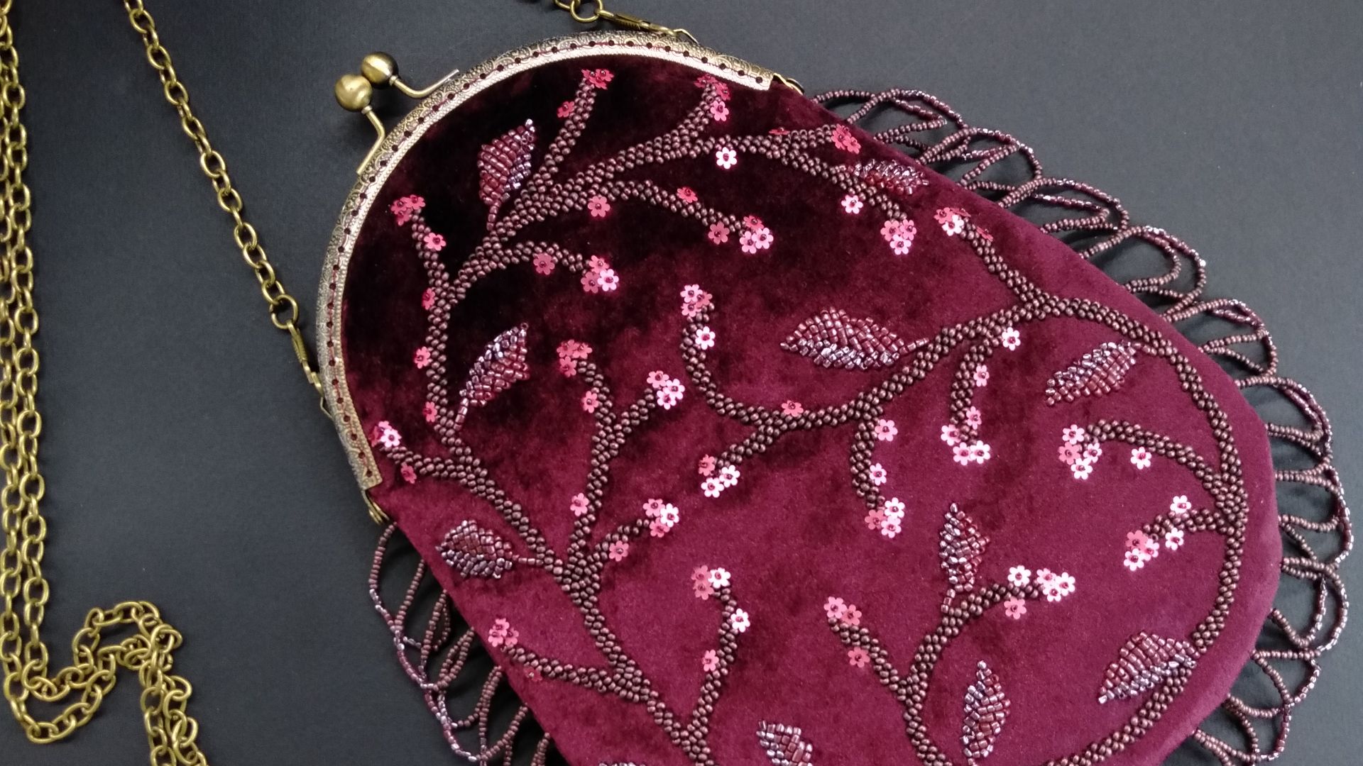 Бордовая сумочка с вышивкой.