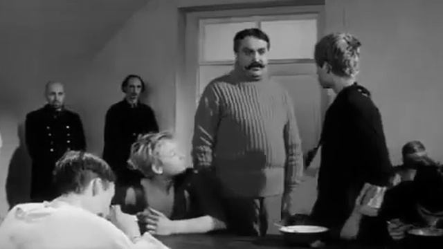 Не шали. Павел Луспекаев в роли учителя физкультуры Косталмеда.