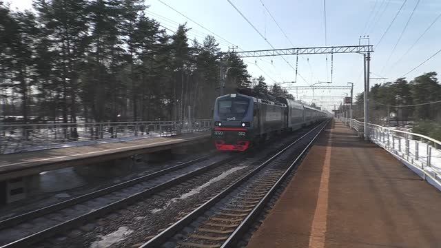 Эл.-воз ЭП20-002 (ТЧЭ-6) с поездом «Буревестник/двухэтажный состав» № 703Х Москва — Нижний Новгород.