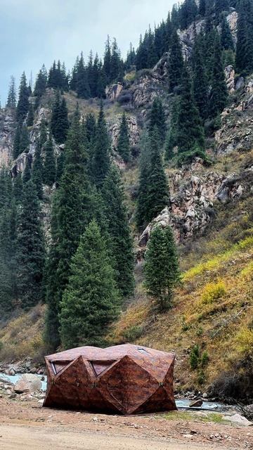 Включите звук ролика и прислушайтесь к шуму реки.