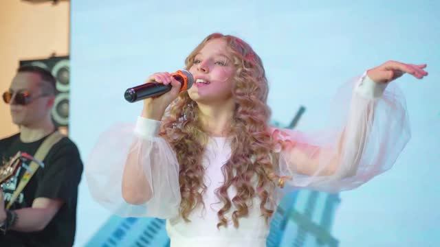 МИЛАНА ЕГОРОВА - НАС УЧИЛИ БЫТЬ ПТИЦАМИ