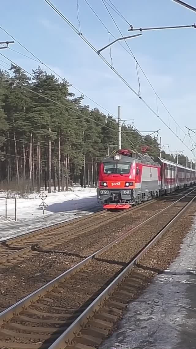Электровоз ЭП20-041 (ТЧЭ-6) с поездом "Двухэтажный состав" № 063Й/064Й Самара — Санкт-Петербург.