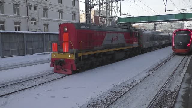 Маневровый тепловоз ТЭМ18ДМ-2304 (ТЧЭ-6) с техн. поездом № 5ХХХ (поезд № 068Х) подаётся под посадку.