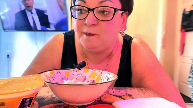 МУКБАНГ остатки КИЛЬКИ сладки👍 Мне об этом сообщили первой и спросили совета😭