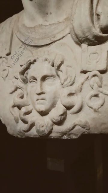 Медуза Горгона и император Октавиан Август в музее Стамбула