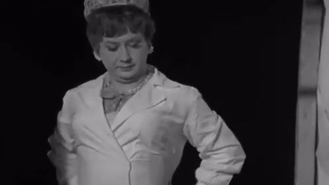 Олег Табаков в роли буфетчицы Клавы в спектакле «Всегда в продаже».