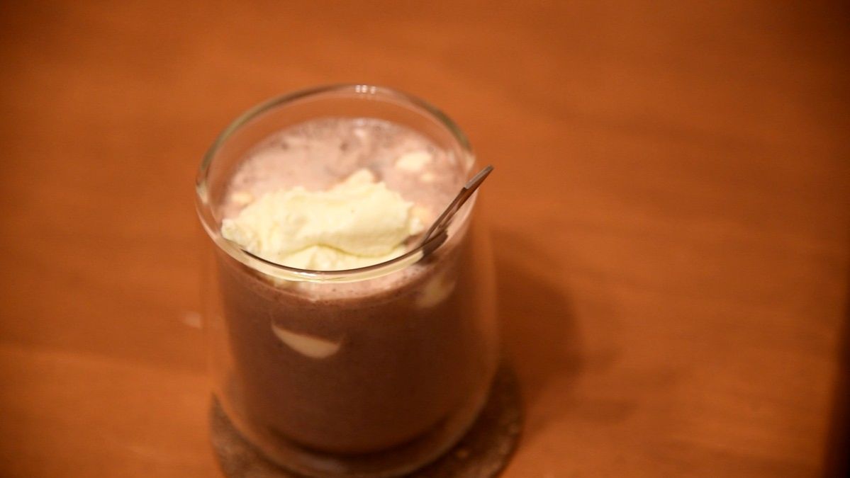 Сделали горячий шоколад со взбитыми сливками.