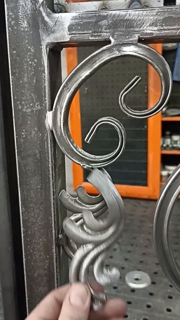 Калитка с элементами холодной ковки.