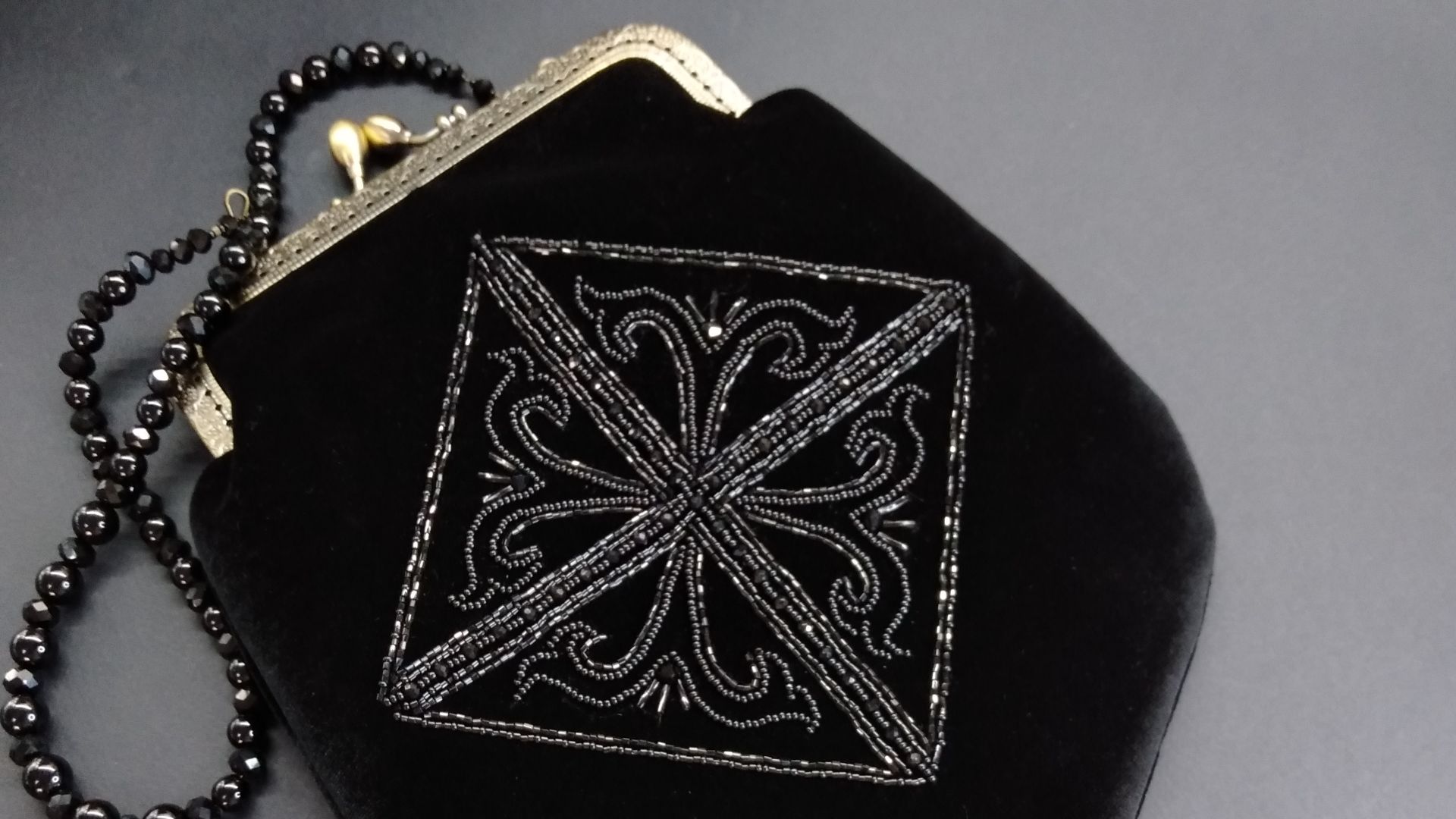 Черная бархатная сумочка с вышивкой.