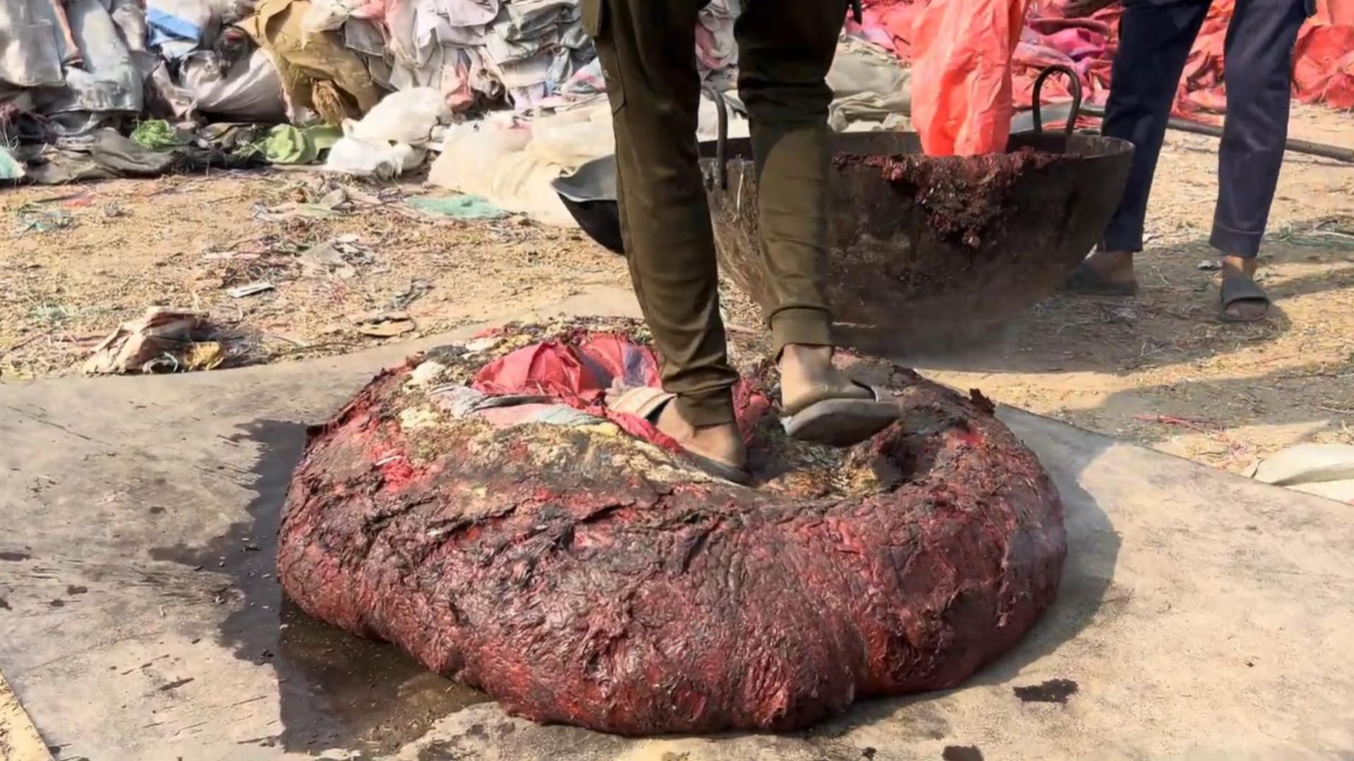 Как из ненужных полиэтиленовых пакетов получаются качественные стулья.