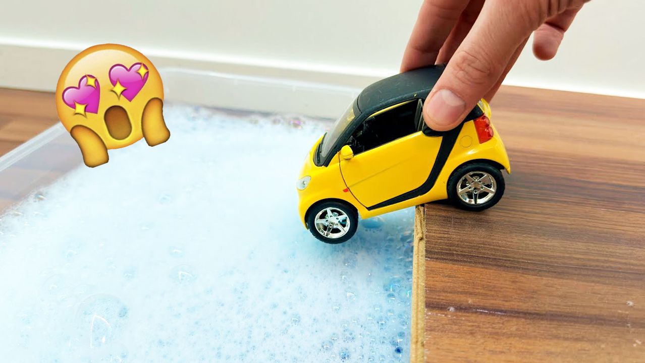 Мультики для детей и малышей. Яркие машинки прыгают в мыльную ванную. Мультики про машинки