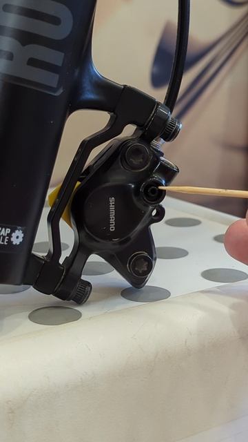 Как быстро прокачать тормоза #shimano  MT200 #велосипед #валамаз