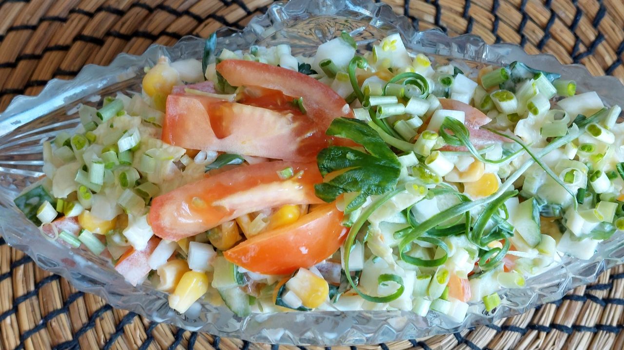 Салат с пекинской капустой, кукурузой, помидором. Просто салат на ужин.