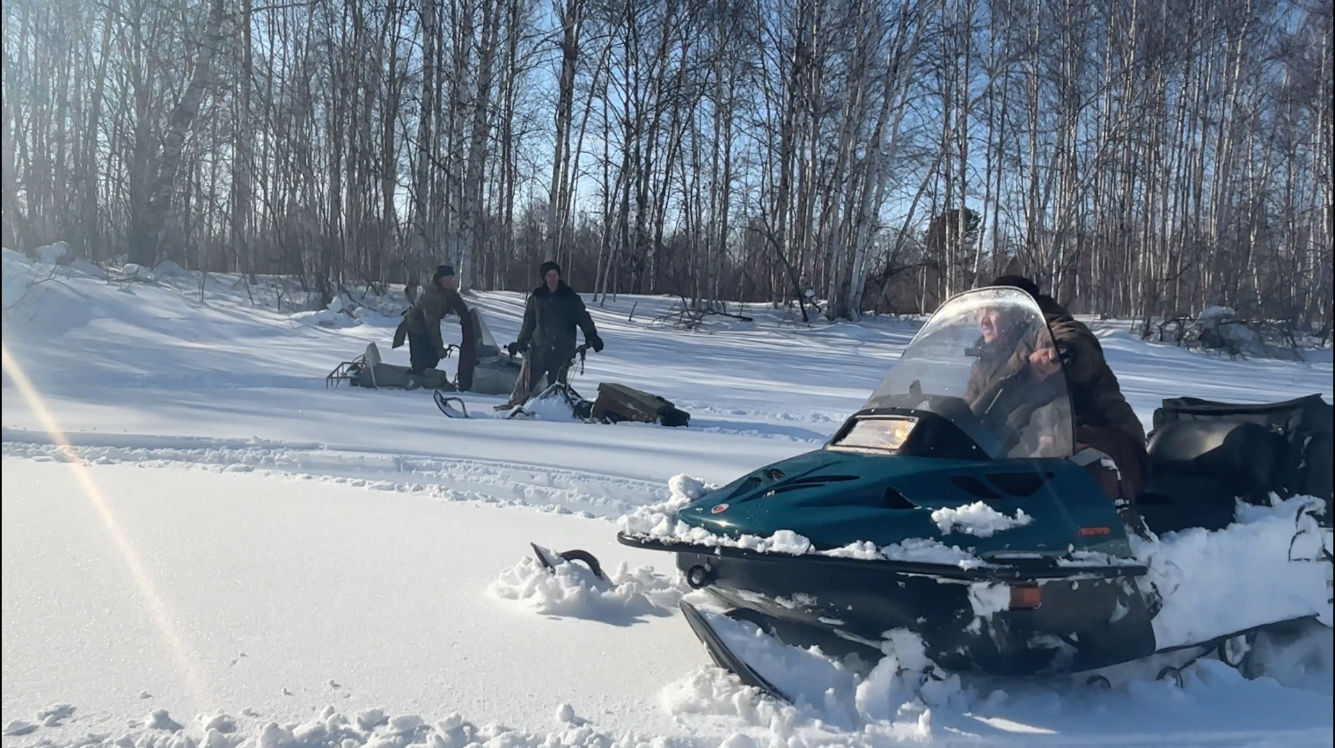 Падение снега плюс 5 градуса катаемся на снегоходах