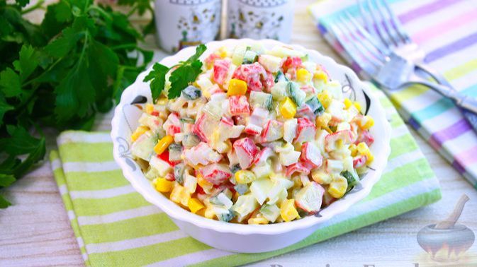 КРАБОВЫЙ САЛАТ С КУКУРУЗОЙ, ЯЙЦАМИ И ОГУРЦАМИ