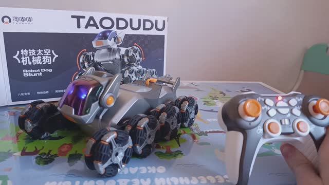 Робот‑собака: лает, выполняет команды и умеет играть!