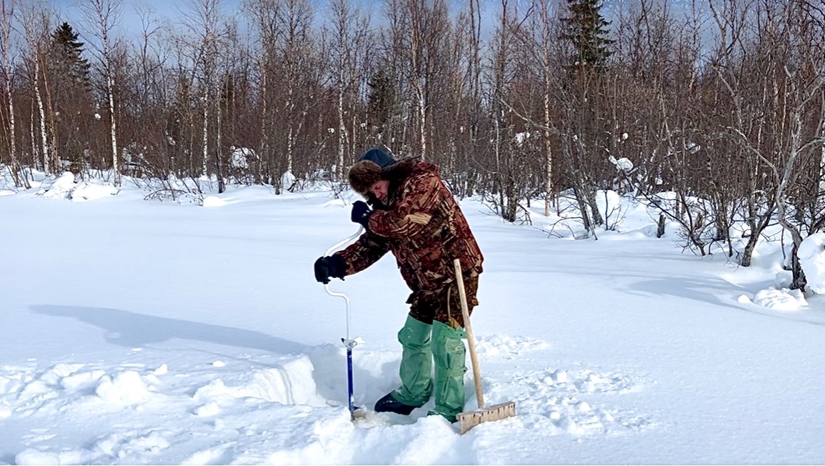 Проверил фитиль. 2 дня рыбалки. В этом озере обитают монстры.