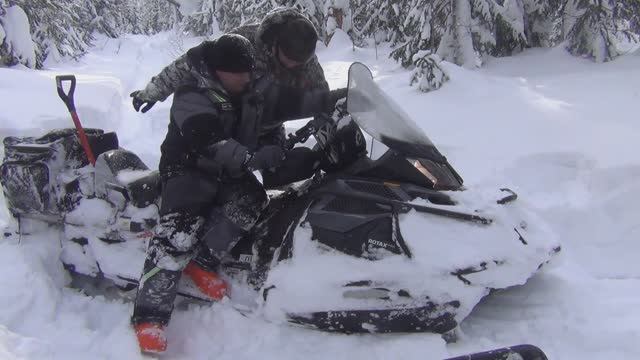 ТАЙГА СНЕГОХОД Преодоление ГОРЫ в ТРОЕМ на Одном СНЕГОХОДЕ на реку Сухой пит Рыбалка Охота Сибирь
