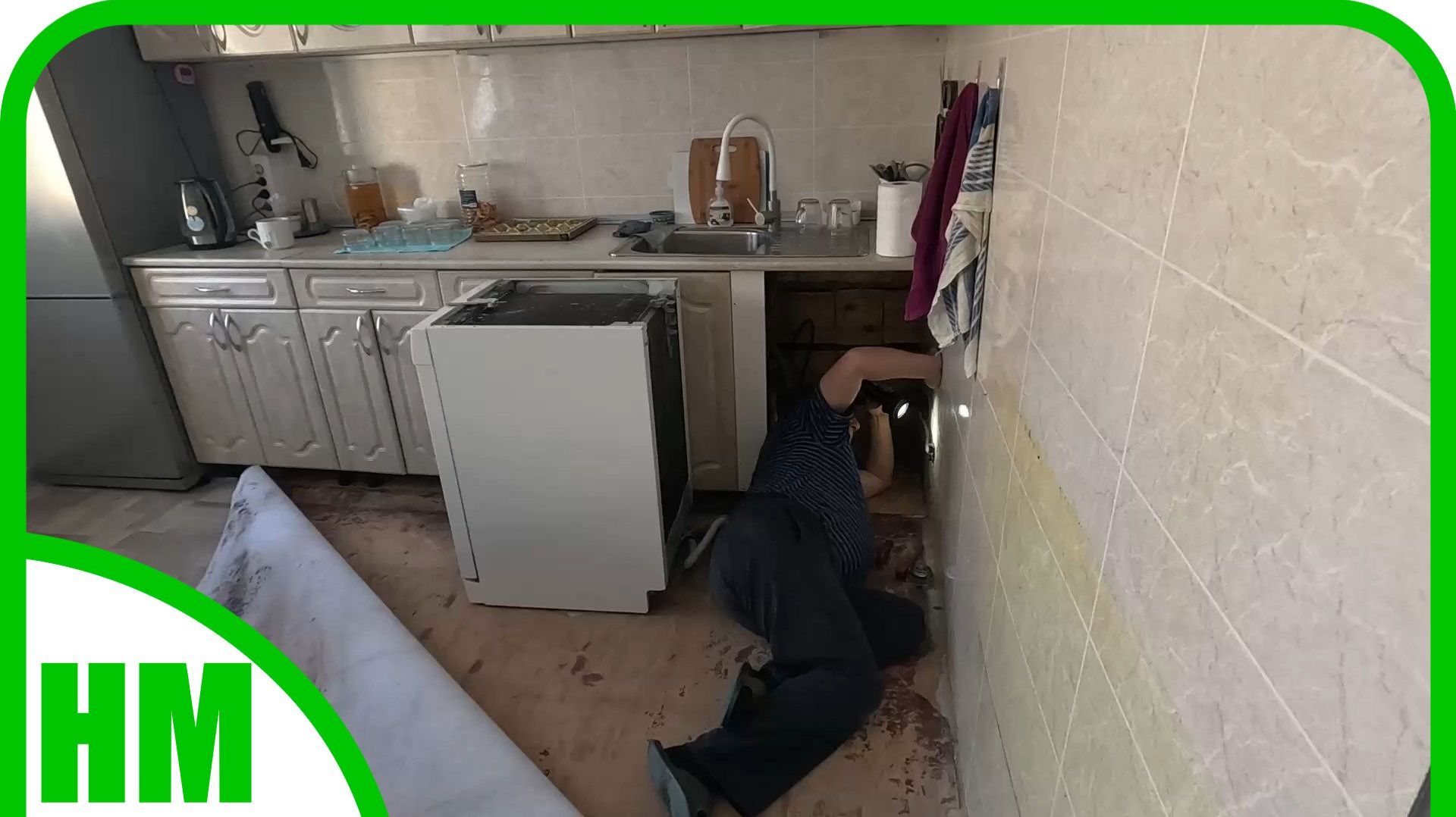 20 марта. Погром на кухне. А я хотела посеять, но пока облом. Ждём. С петуньками завяжем.