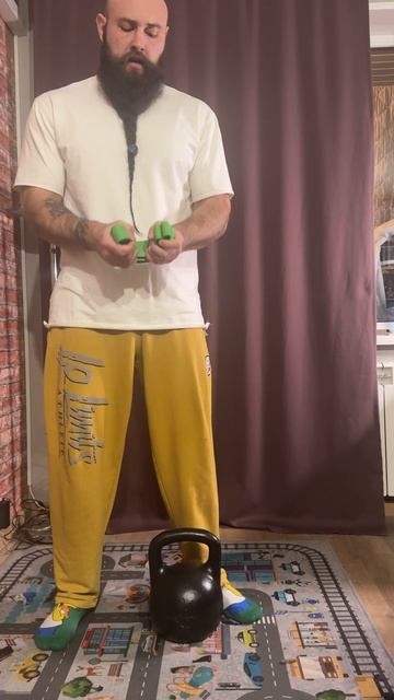 Тяга гири стоя 2мя руками при помощи жгута