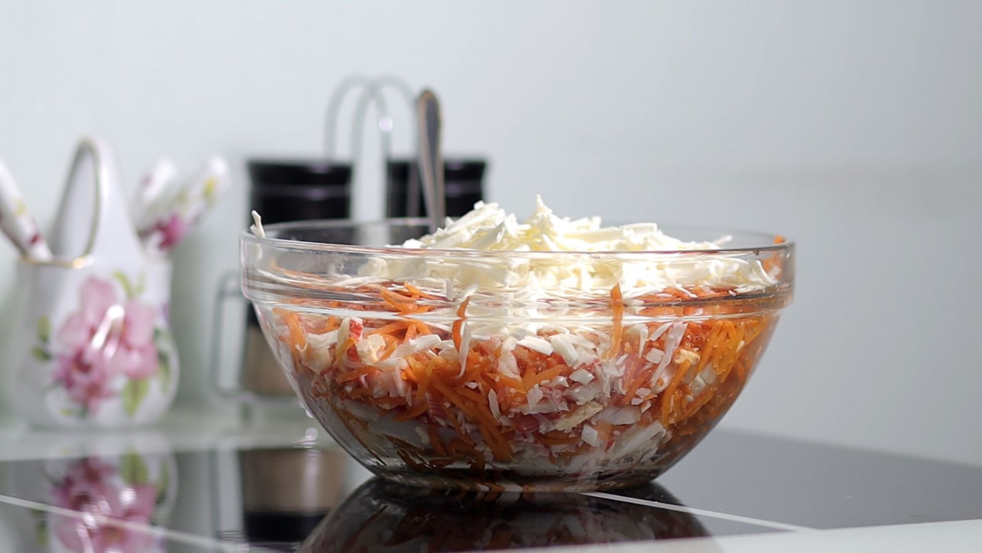 Салат с крабовыми палочками,корейской морковкой и плавленым сыром