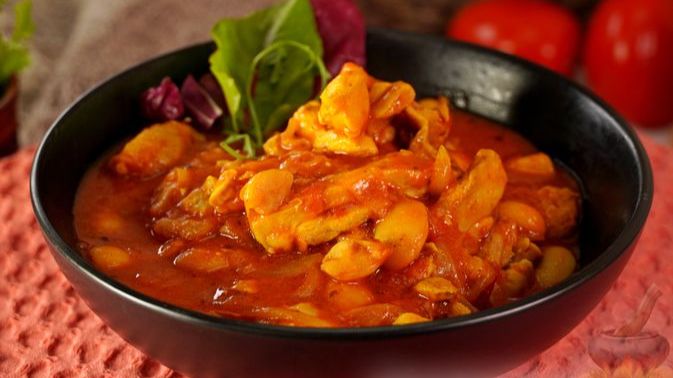 КУРИЦА, ТУШЕННАЯ В ТОМАТНОМ СОУСЕ, С ФАСОЛЬЮ