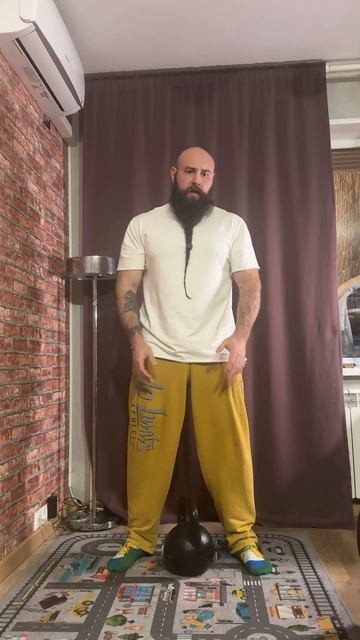 Жим гири 2мя руками стоя