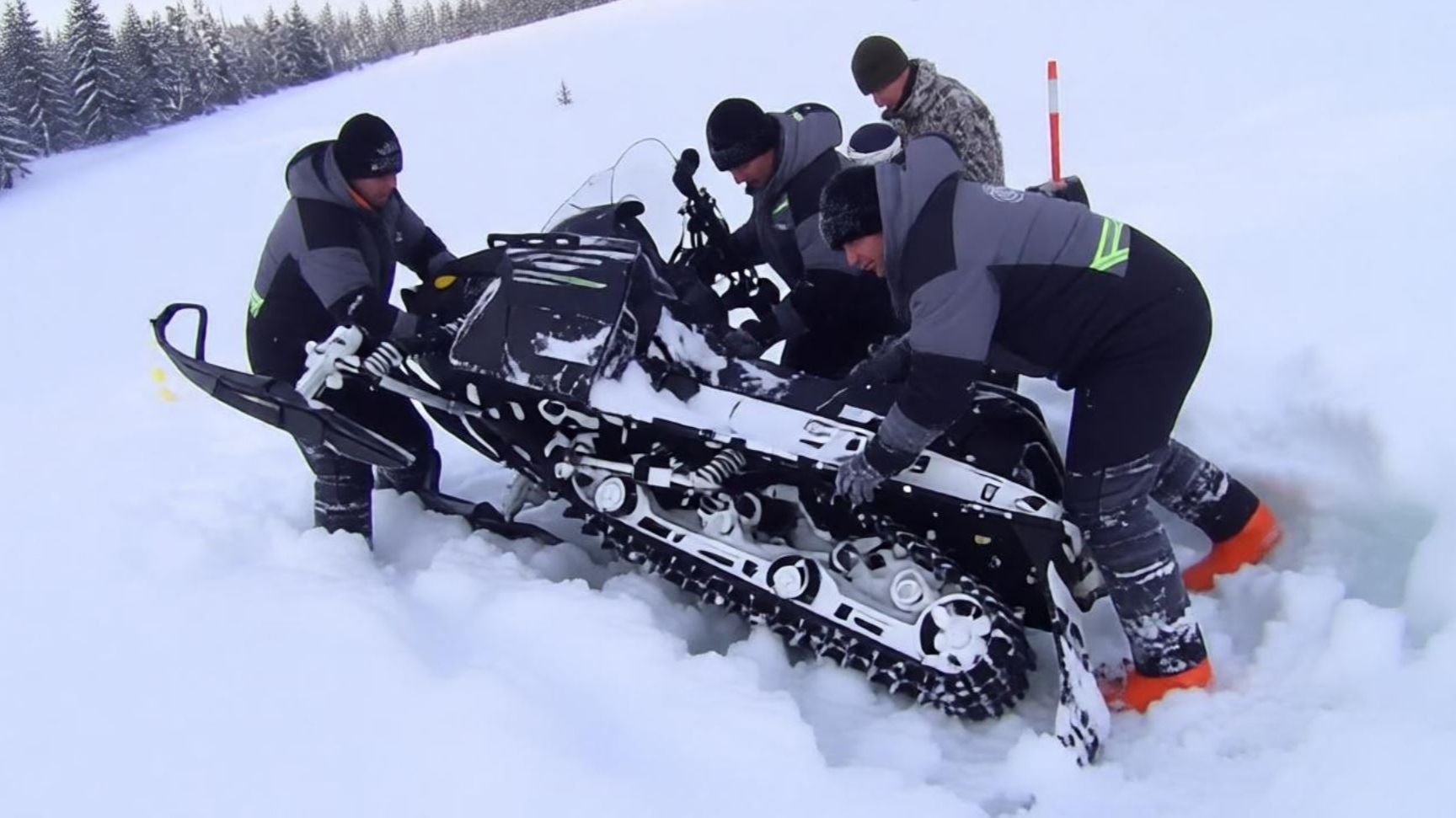 Мучения СНЕГОХОД в ТАЙГЕ Утопили снегоход и вытаскиваем его Рыбалка Охота Сибирь Снегоход СПАРТАН
