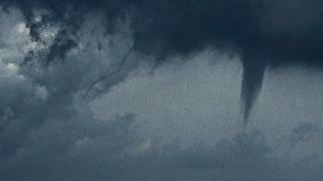 торнадо над океаном