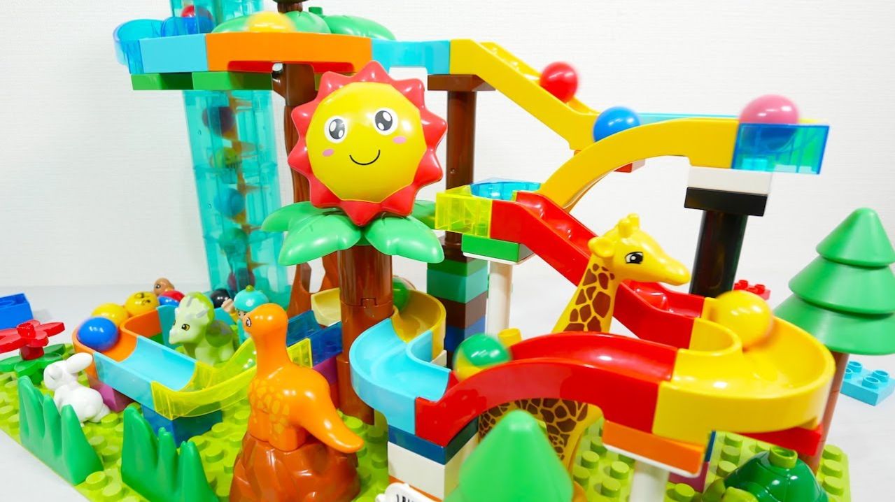 СТРОИМ ГОРКУ ДЛЯ ШАРИКОВ С СОЛНЫШКОМ КАТАЕМ ШАРИКИ ВИДЕО ДЛЯ ДЕТЕЙ ДЕТСКИЙ КАНАЛ ИГРАЛКИ-ЗАЛИПАЛКИ