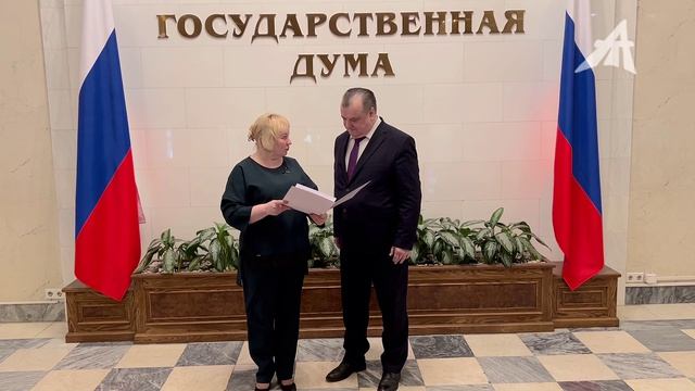 Сотрудник аппарата ГД Елена Бадак вручила Андрею Тюняеву Благодарственное письмо депутата Д. Певцова