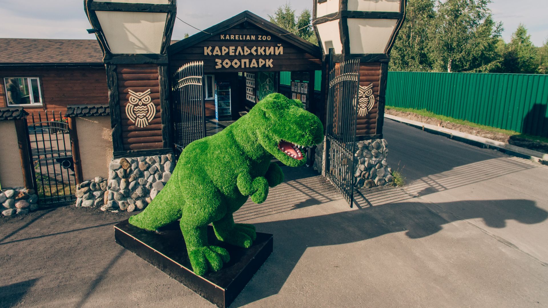 Теранозавр из искуственной топиарной травы. Длинна 6 метров.