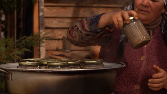 Kənd Həyatı. Готовим плов из целой говяжьей ноги на открытом огне