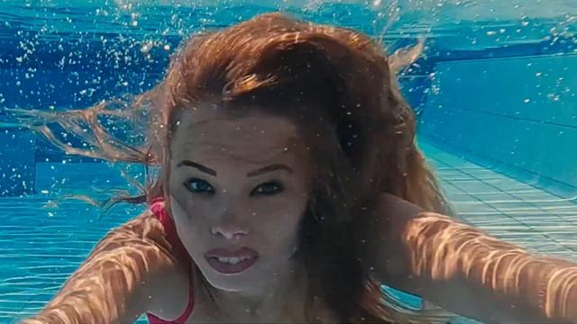 Купание девушки в бассейне